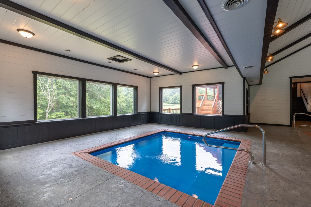 Black Eagle Lodge by Woodland Ridge Lodging