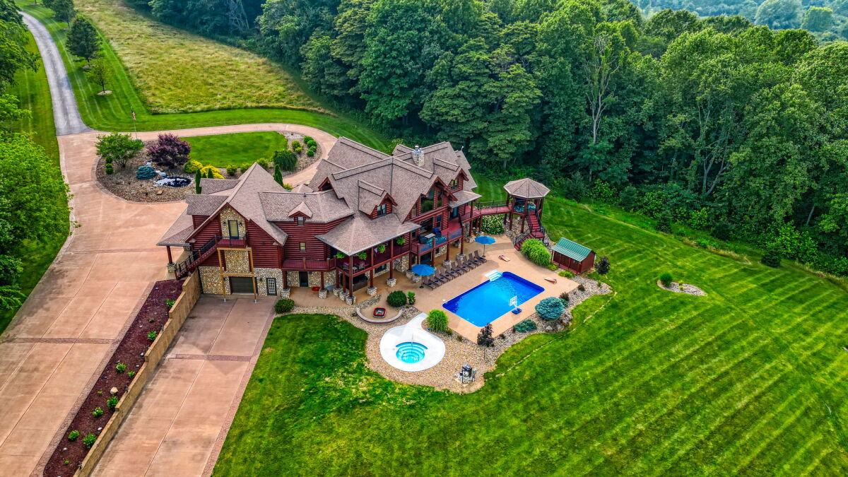 Hocking Hills Luxury Lodge by Ridgewater Lodge