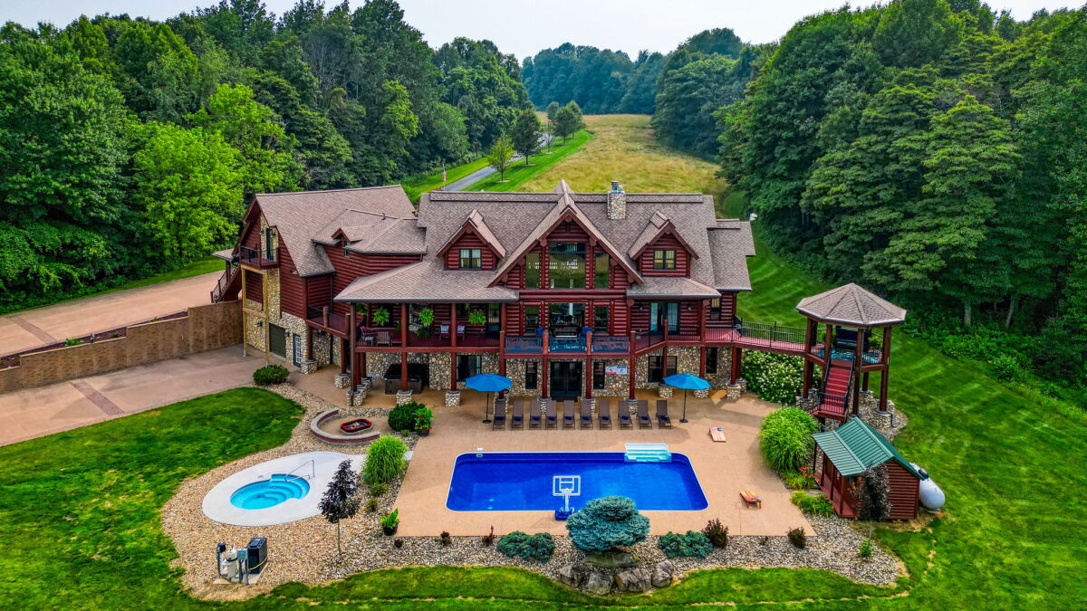 Hocking Hills Luxury Lodge by Ridgewater Lodge